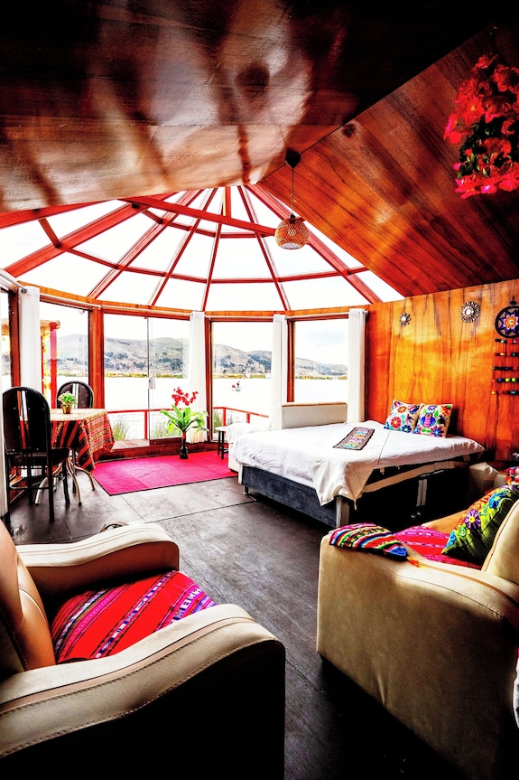 Floating Lodge On Lake Titikaka - Puno