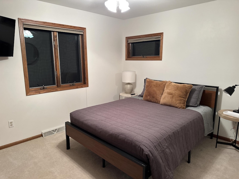 No steps to lake, sandy beach, hot tub, amazing sunrises, supperclub on ...