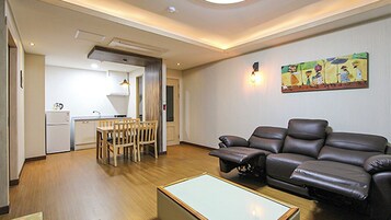 Suite | Sala de estar | Smart TV de 50 de polegadas com canais digitais, Netflix, ténis de mesa 