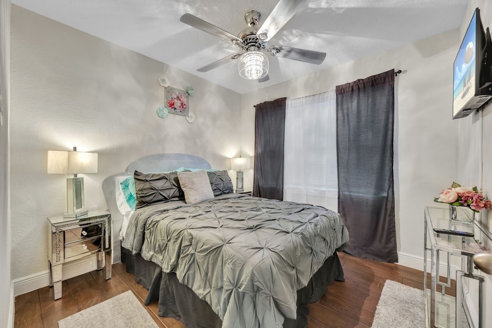 3-bedroom house in charming Orlando with cool vibes and AC Reviews ...