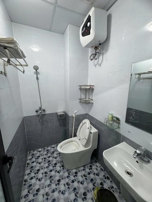 Quarto casal | Banheiro | Chuveiro, secador de cabelo, chinelos, toalhas de banho