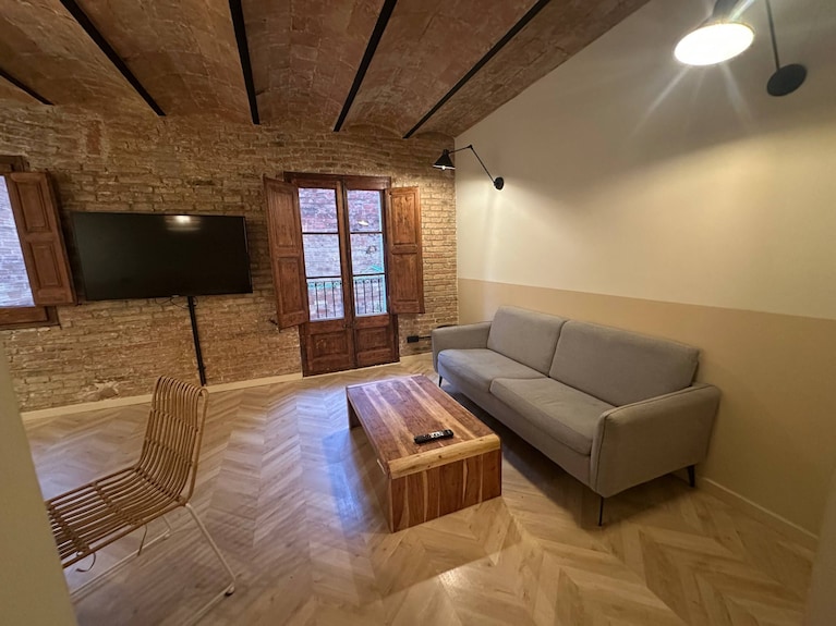 Rustic Apartment Steps Away From Sagrada Família - Restaurants, Transport Nearby - Badalona