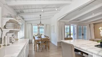 Casa (Multiple Bedrooms) | Parte interna
