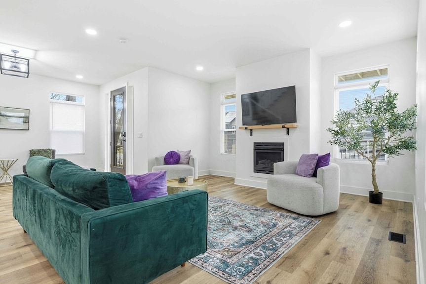 Near Indy Attractions Deck Patio Fenced Yard - Indianapolis, IN