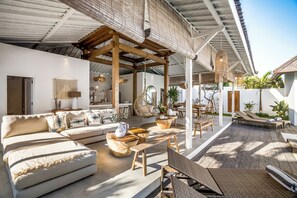 Villa Deluxe, 6 quartos, varanda, vista para a piscina | Refeições ao ar livre