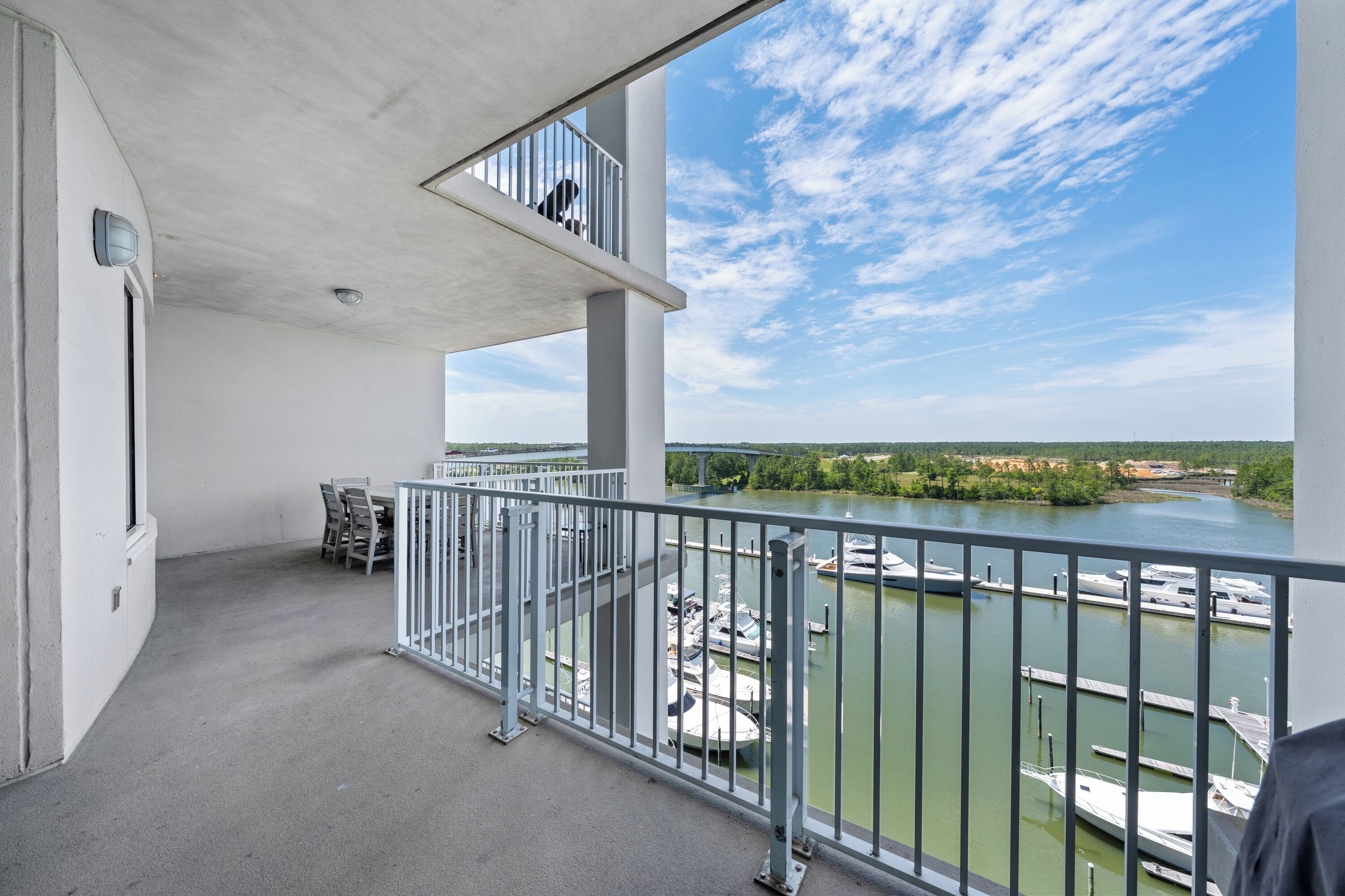 Apartamento Signature em Condomínio Fechado, 2 quartos, varanda, vista para o porto | Vista do quarto