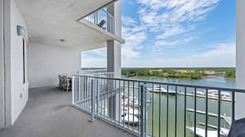 Apartamento Signature em Condomínio Fechado, 2 quartos, varanda, vista para o porto | Vista do quarto