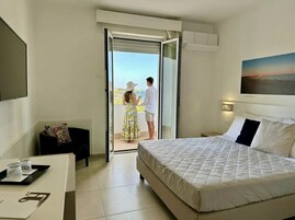 Quarto superior, sacada, vista para o mar | Roupas de cama antialérgicas, edredons de pluma, cofres nos quartos