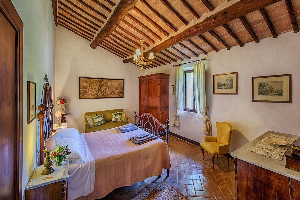 Castello Poggiarello: Authentic Medieval Castle Surrounded by Super ...