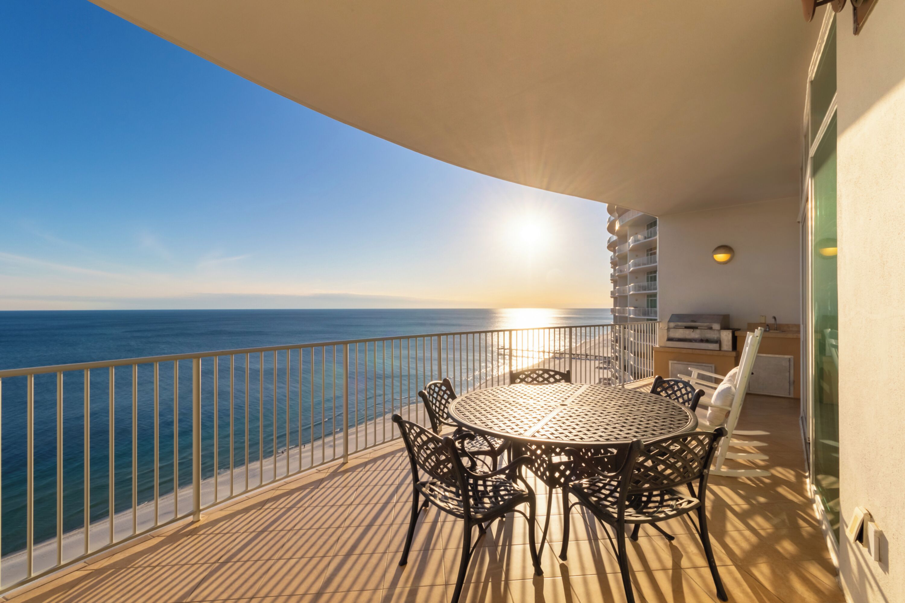 Condo com design assinado, 3 quartos, sacada, de frente para a praia | Sacada