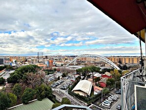 Apartamento, Vista para a cidade | Terrenos do alojamento