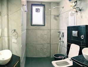 Apartamento de Luxo, varanda, vista para o jardim | Casa de banho | Um polibã, toalhas fornecidas, sabão, champô 