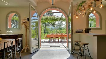 Vila exclusiva, piscina particular, vista para o parque | Sala de jantar