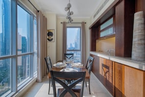 Apartamento Deluxe, 1 cama king-size e sofá-cama, varanda, Vista para a cidade | Sala de jantar