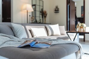 Apartamento Deluxe, 1 cama king-size e sofá-cama, varanda, Vista para a cidade | Sala de estar | Televisor de ecrã plano de 43 polegadas com canais digitais, Netflix 