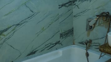 Chuveiro, toalhas de banho, sabonete, shampoo