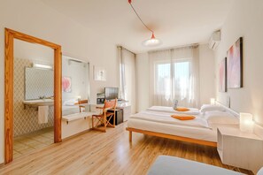 Quarto Triplo Standard, varanda | Cofre no quarto, secretária, Wi-fi grátis 