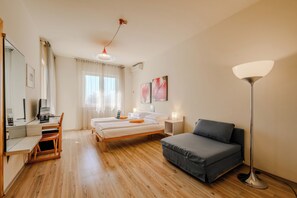 Quarto Triplo Standard, varanda | Cofre no quarto, secretária, Wi-fi grátis 