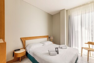 Quarto casal standard | Cofres nos quartos, Wi-Fi de cortesia