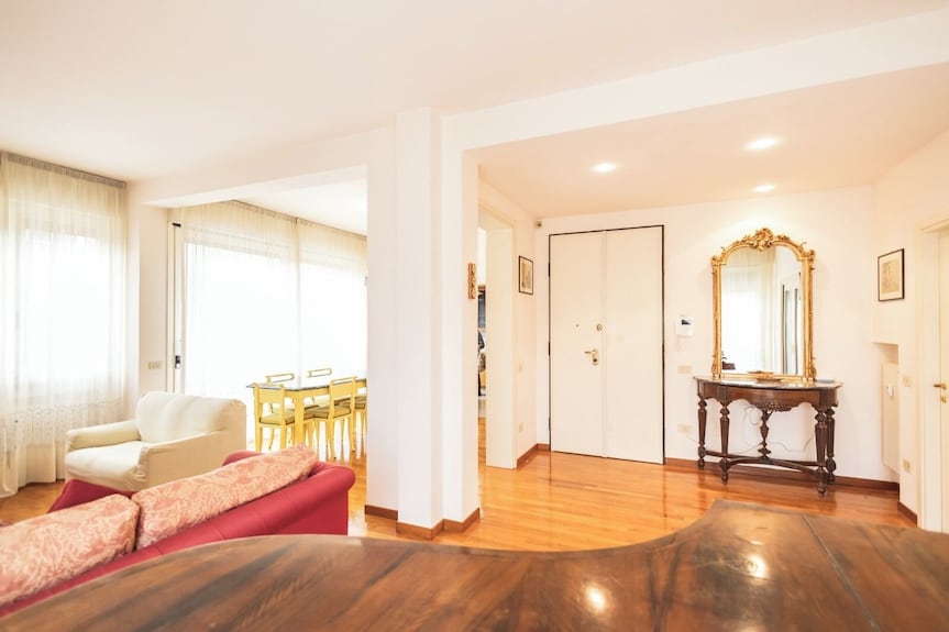 "Royale Melody Elegant And Spacious Apartment Located Near Downtown. - Ravenna