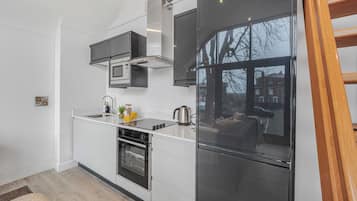 Uma máquina de lavar louça, utensílios de cozinha