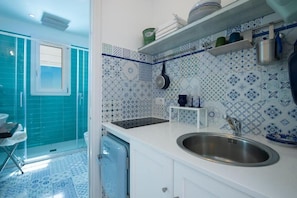 Suite Deluxe, vista para o mar | Casa de banho | Chinelos, um bidé 