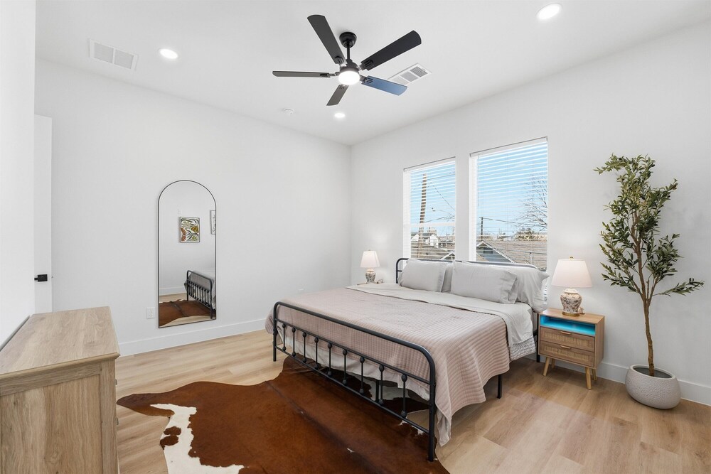 Modern EaDo Retreat w/ Private Rooftop+Skyline Views/FULLY STOCKED ...