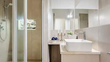 Apartamento Deluxe, vista para o pátio | Casa de banho | Artigos de higiene pessoal grátis, toalhas fornecidas, sabão, champô