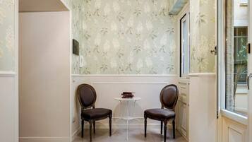 Apartamento Deluxe, vista para o pátio | Sala de estar