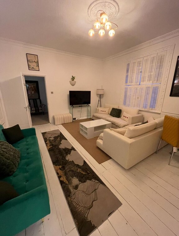 Spacious 2 Bed Apartment In Addlestone - Woking