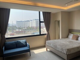 Quarto Quádruplo Deluxe, Vista para a cidade | Lençóis de algodão egípcio, roupa de alta qualidade 