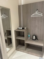 Quarto Duplo Deluxe, Vista para a cidade | Secretária, secretária adequada para computadores portáteis