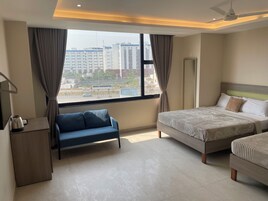 Quarto Quádruplo Deluxe, Vista para a cidade | Secretária, secretária adequada para computadores portáteis