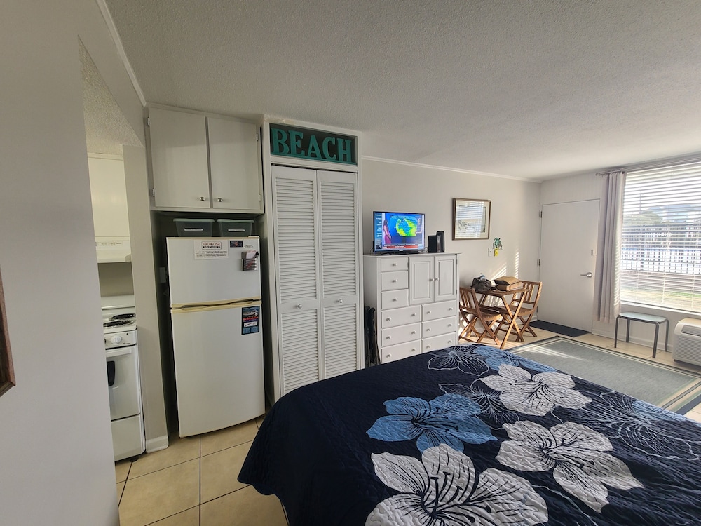 Adorable 1st floor Studio condo w/ queen bed - easy beach access, next ...