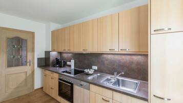 Apartamento | Cozinha privada | Uma cadeira de bebé