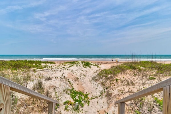 3 Bedroom 2 Bath Pet Friendly Ocean View 4 Houses From Beach - Ormond Beach, FL