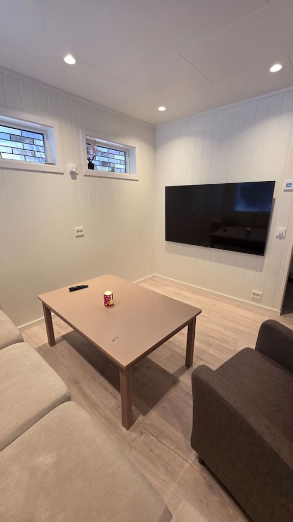 Arctic Nine - Rom Nr 4 - Sentralt På øYa - トロムセー