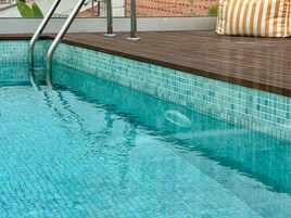 Quarto Duplo ou Twin Superior, pátio, vista para o pátio | Piscina | Piscina exterior sazonal, guarda-sóis, espreguiçadeiras 