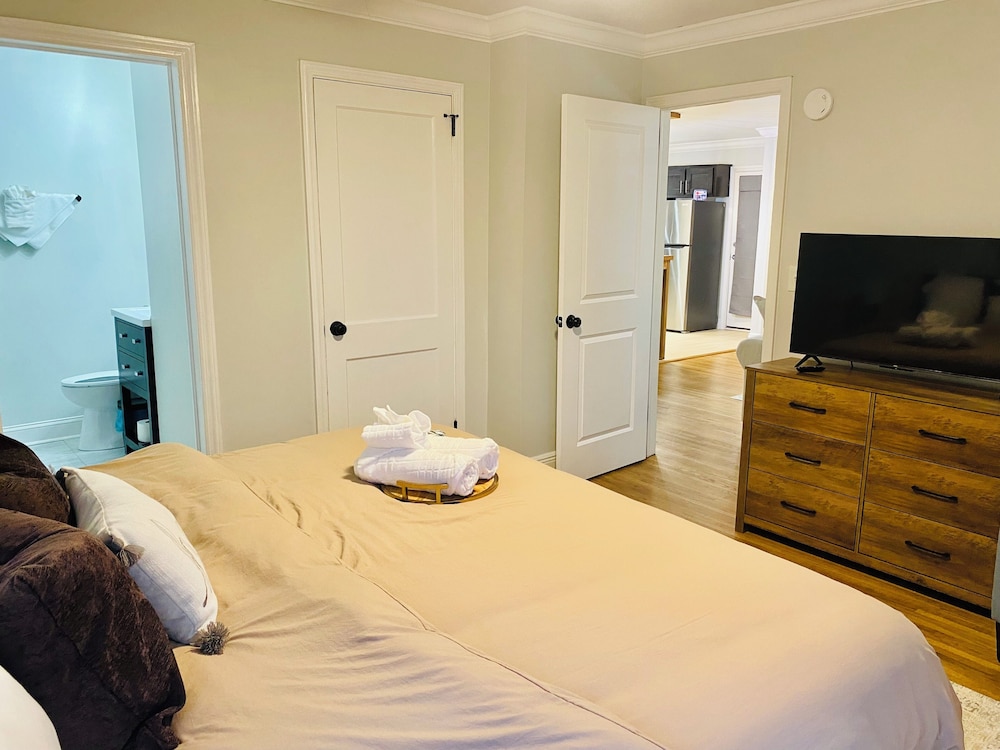 Clean and Convenient! 2 Bed 2 Bath with option of more room if ...