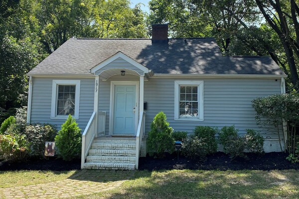 Charming House W/ Cozy Patio & Fire Pit - Charlotte, NC