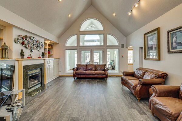 Waterfront Alexandria Gem: Family & Group Friendly - Lake Carlos, Alexandria