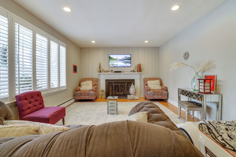 2 Mi To Talcott Mtn Trails: Spacious Family Home - Connecticut