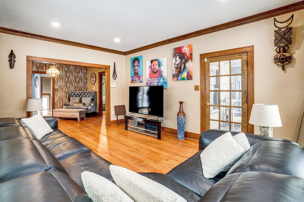 Private Hot Tub & Patio! Chicagoland Extended Stay - Hammond, IN