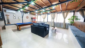 TV de ecrã plano, consola de videojogos