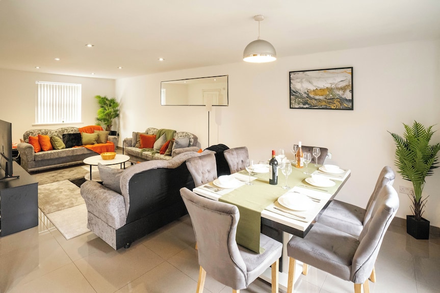 Hot Tub | 5br | Luxury Coventry Retreat - 考文垂