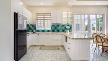 Villa, serviço de limpeza e arrumação, vista para o jardim | Cozinha privada