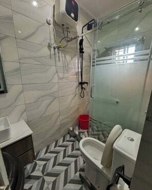 Quarto Deluxe, varanda, Vista para a cidade | Casa de banho | Artigos de higiene pessoal grátis, um secador de cabelo 