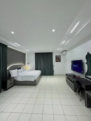 Apartamento econômico, sacada, vista para a cidade | Escrivaninha, espaço de trabalho para notebook, cortinas blackout