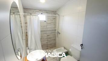 Quarto Triplo Deluxe, vista para a montanha | Casa de banho | Um polibã, um chuveiro fixo, um bidé, toalhas fornecidas