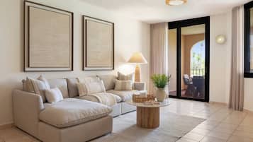 Apartamento Deluxe, varanda | Sala de estar | Televisor de ecrã plano de 32 polegadas com canais digitais